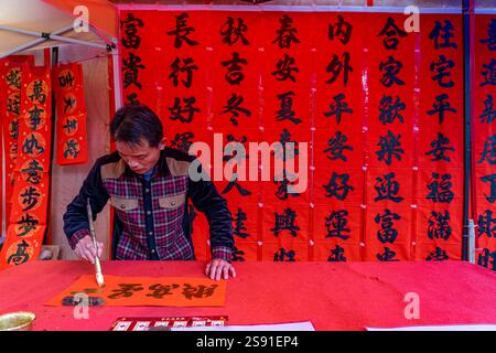 People buy handwritten Chunlian, or spring couplets in Foshan City ...