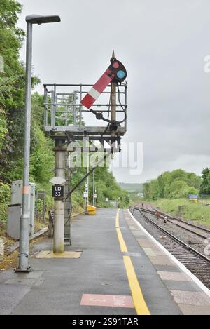 Lower quadrant mechanical semaphore bracket signals at Worcester Shrub ...
