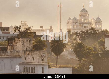 Morning atmosphere, old town of Pushkar at the holy Pushkar Lake ...