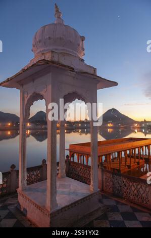 Old town of Pushkar at the holy Pushkar Lake, Rajasthan, India, Asia ...