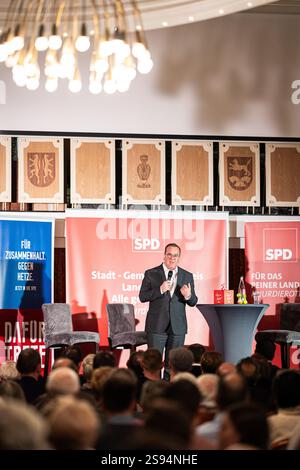 24 January 2025, Lower Saxony, Wilhelmshaven: Marc-Oliver Hauswald (l ...