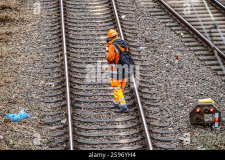Arbeiter auf den Eisenbahnschienen, nach Schichtende, geht von den ...