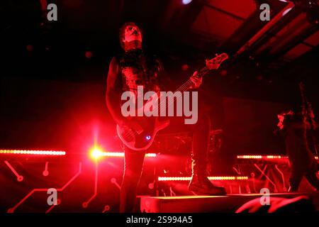 Justin Morrow von der Band Motionless in White bei einem Konzert in der ...