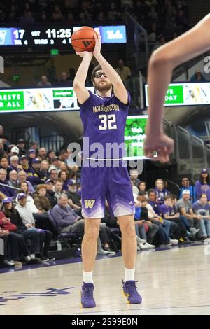 Washington forward Wilhelm Breidenbach (32) moves the ball against ...