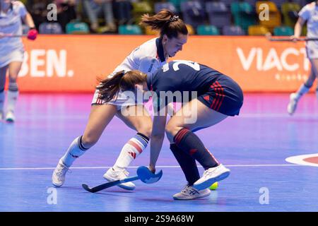 Fiona Felber (Mannheimer HC #6) spielt den Ball, Mannheimer HC - D ...