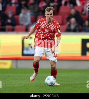 Nelson Weiper (1. FSV Mainz 05 #44) spielt einen Flachpass in die Mitte ...