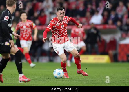 Paul Nebel (FSV Mainz 05) im Zweikampf mit Jakub Kaminski (1.FC Koeln), FSV Mainz 05 vs 1.FC ...