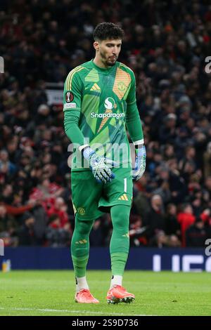 Manchester United goalkeeper Altay Bayındır (1) with team during the ...
