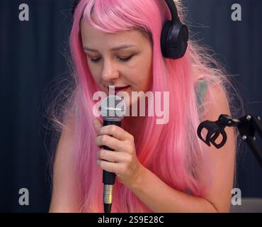 beautiful young singer Stock Photo - Alamy
