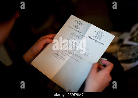Holocaust survivor Susan Pollack with an old photograph of herself in ...