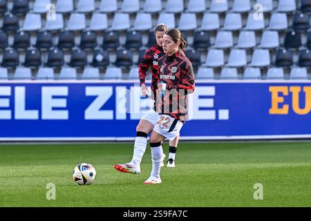 Ruby Grant (Bayer 04 Leverkusen, #22) gegen Georgia Stanway (FC Bayern ...