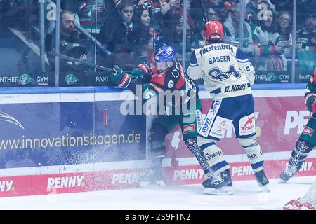 Boaz Bassen (Schwenningen Wild Wings, #64) in duel with Gregor MacLeod ...