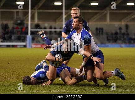 Sale Sharks' Joe Carpenter battles through Bath's Tom de Glanville ...