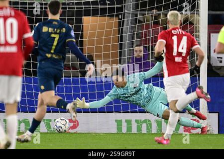ALKMAAR - (l-r) AZ goalkeeper Rome-Jayden Owusu-Oduro, Levi van Duijn ...