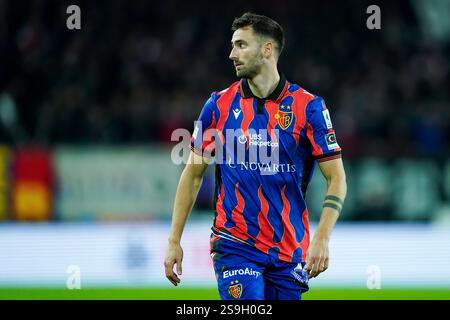 Dominik Schmid (FC Basel, #31) graescht/grätscht nach dem Ball bei ...