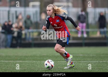 Svea Stoldt (Hamburger SV, 8) am Ball, Freisteller, Einzelbild ...