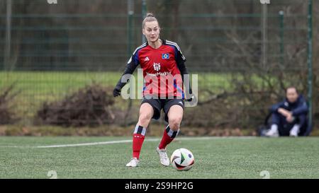 Emilia Hirche (Hamburger SV, 20) am Ball, Freisteller, Einzelbild ...