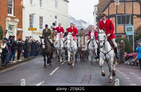 UK fox hunting with riders on horseback in countryside Stock Photo - Alamy