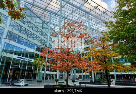 Tower Place, Lower Thames St, Buildings of the financial district ...