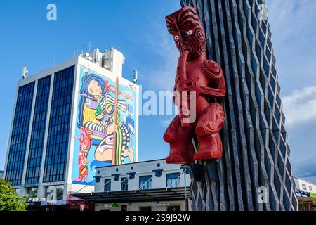 Maori wood carvings and art mural by painter Xoë Hall (Kāi tahu ...