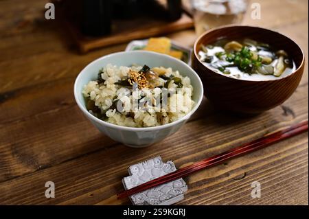 A bowl of rice with wakame seaweed Stock Photo - Alamy