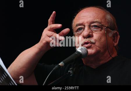 Milan Italy 21/09/2004 :Nanni Svampa, Italian singer, during the live ...