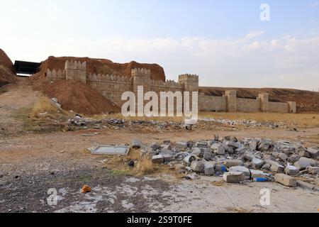 Nineveh (Nineve) Wall, Adad Gate in Mosul, Mossul, Iraq Stock Photo - Alamy