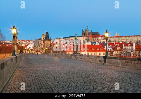 Karlsbrücke - Charles Bridge 06,Prag beleuchtet,UNESCO Stock Photo - Alamy
