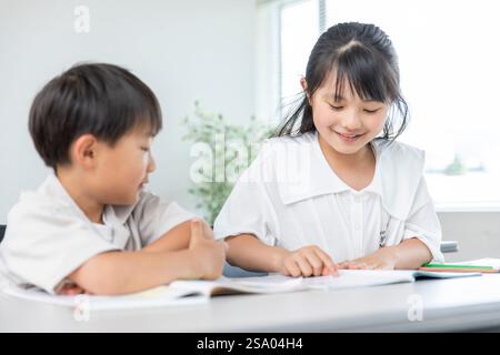 Primary school children learning Stock Photo - Alamy