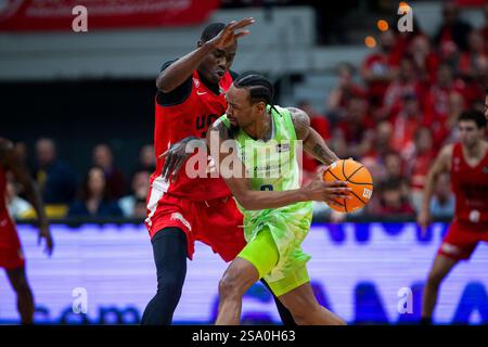 Kevin Punter (FC Barcelona Basket, #00) with ball with Isiaha Mike (FC ...