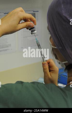 Anesthesiologist preparing an injection before surgery. Ibode 016926 ...