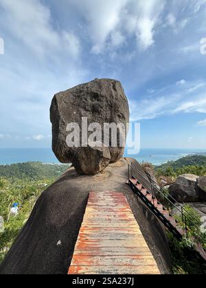 The Overlap Stone of Koh Samui: Nature's Balancing Act Stock Photo - Alamy