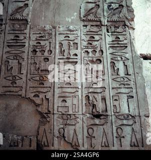 Hieroglyphentext in einem Wandrelief im Totentempel des Pharao Sethos I ...
