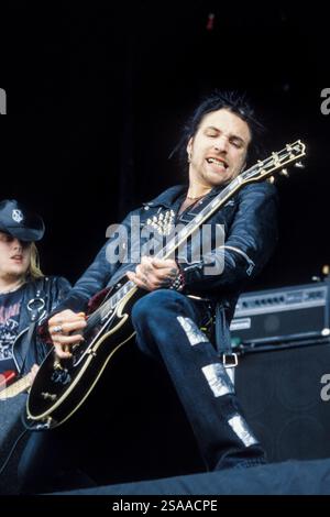 Nicke Borg singer/ guitarist from backyard babies live at o2 ritz ...