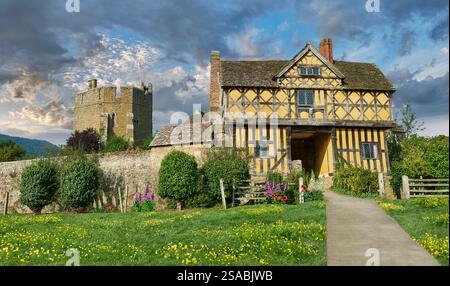 The half timbered Elizabethan gate house built in the 1280s, Stokesay ...