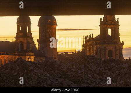 Masses of rubble at the collapsed Carola Bridge. The dimensions will be ...