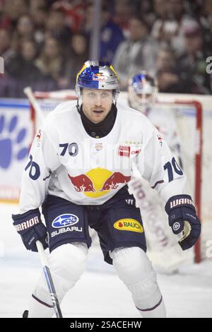 Maximilian Daubner (EHC Red Bull Munich, #70) defends against Josh ...