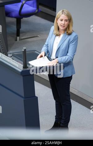 Berlin, Plenarsitzung im Bundestag Verena Hubertz Bundesministerin für ...