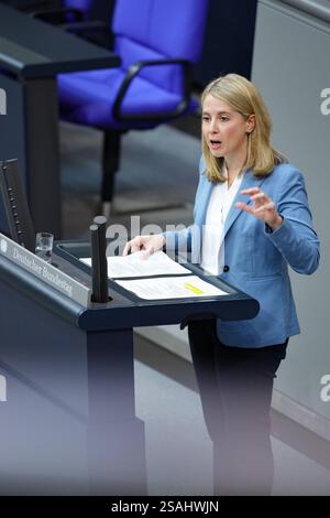 Berlin, Plenarsitzung im Bundestag Verena Hubertz Bundesministerin für ...