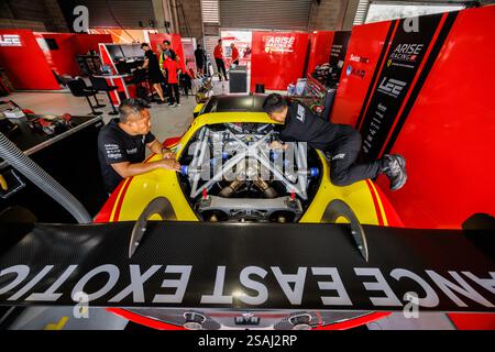 Arise Racing GT mechanics at Meguiar's Bathurst 12 Hour at Mount Panorama Motor Racing Circuit ...