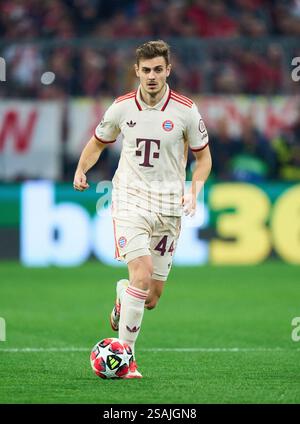 Josip Stanisic (FC Bayern Muenchen, #44) am Ball, dahinter Vincent ...