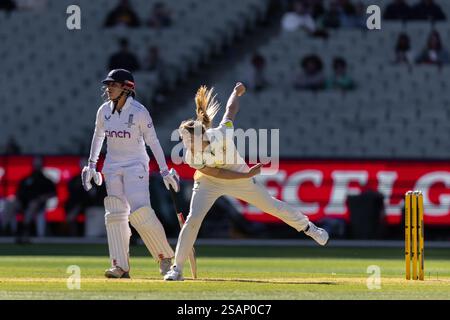 Annabel Sutherland of Victoria bowls during the Women's National ...