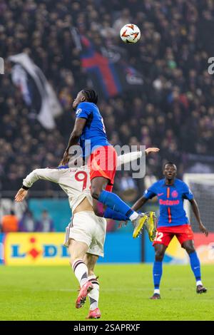 Joyskim Dawa of FCSB and Rasmus Hojlund of Manchester United in action ...