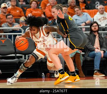 Texas guard Rori Harmon (3) moves the ball down court past Tennessee ...
