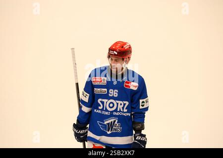 Tyson Spink (SERC Wild Wings) mit Puck im Spiel der DEL, 40. Sptg ...