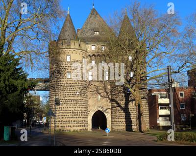 ...Blick auf das Obertor in Neuss - einziges erhaltenes Stadttor ...