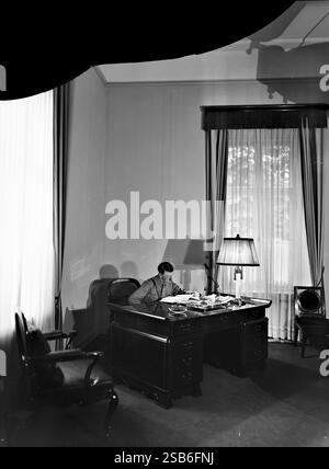 Adolf Hitler writing at his desk Stock Photo - Alamy