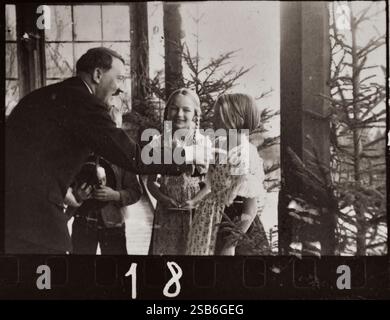 Nazi leader Adolf Hitler with school children Stock Photo - Alamy