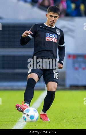 Aaron Keller (SSV Ulm 1846, #16) im Zweikampf mit Phil Neumann ...