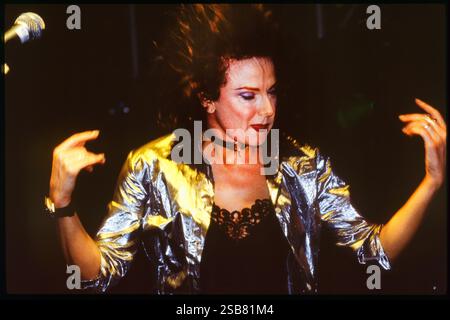 SARA SARA, READING FESTIVAL, 1998: The band SARA SARA playing The TINY ...